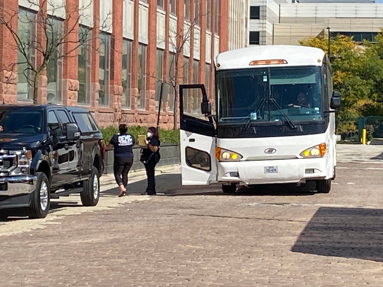 7 more buses bring migrants to Chicago on Tuesday - CBS Chicago