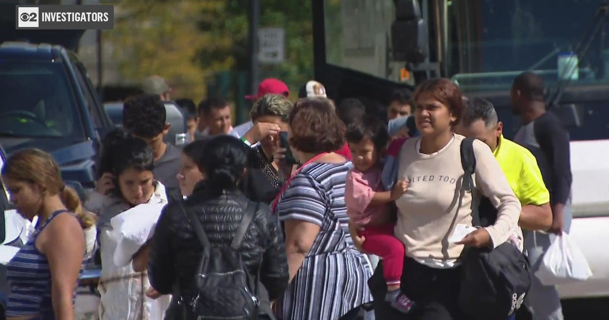 Near-record number of buses full of migrants arrive in Chicago in one ...