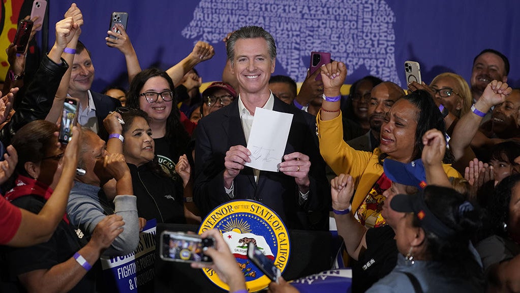 Newsom signs law raising minimum wage for California fast food workers ...