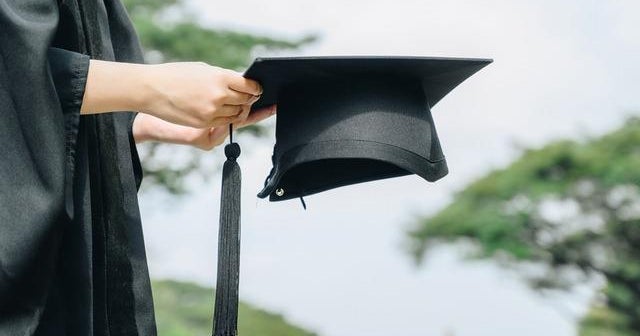Colleges committing to more transparency in financial aid - CBS News