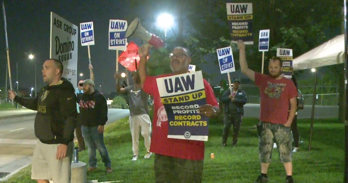 Chicago auto workers join UAW strike - CBS Chicago