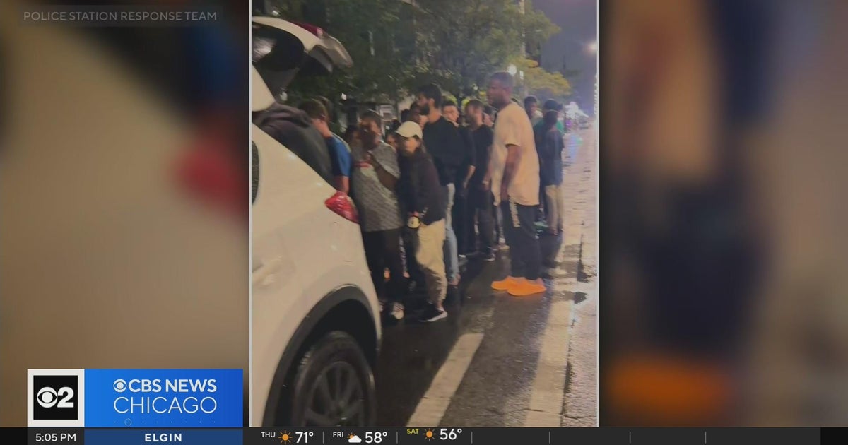 Volunteers migrants frustrated information Chicago officials - CBS Chicago