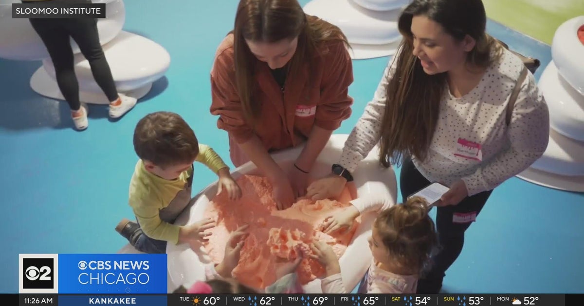 Chicago kids get gifts of sensory play with slime - CBS Chicago