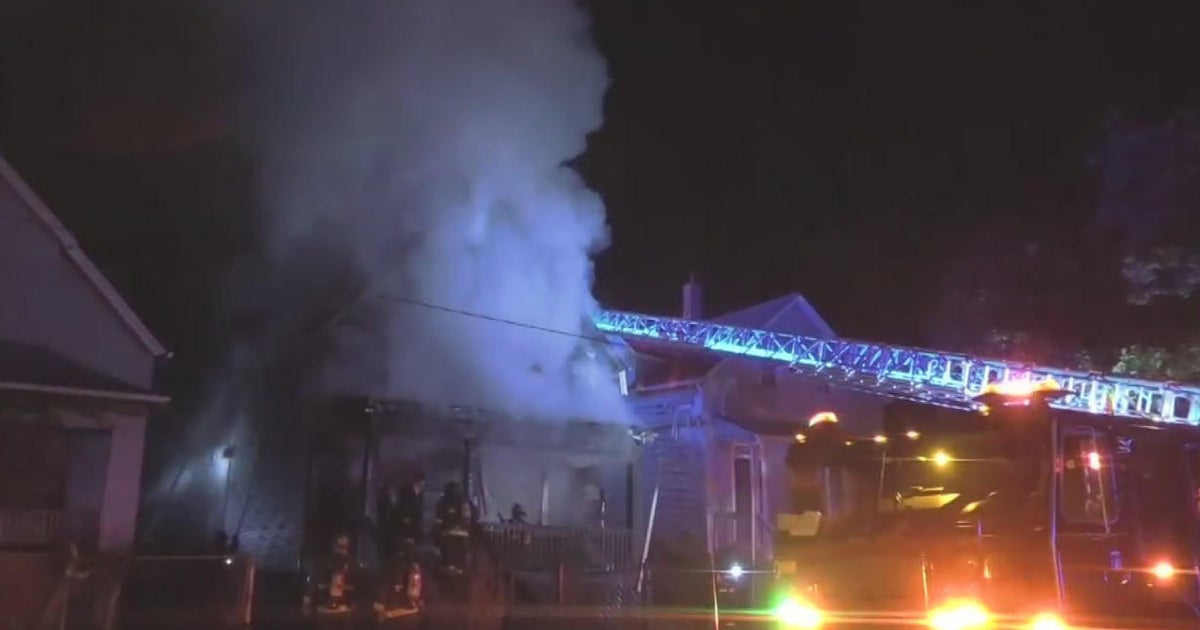 Fire breaks out at home on Chicago's South Side - CBS Chicago