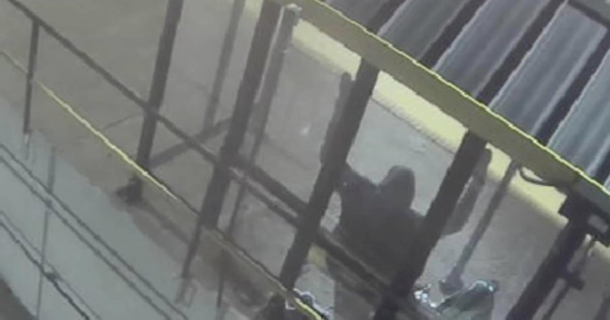 Video: Marshals swarm train station to arrest Jason Billingsley in ...