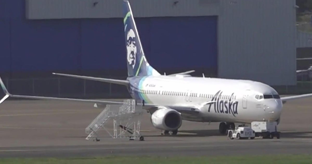 Off Duty Alaska Airlines Pilot Attempts To Cut Engine Mid Flight Cbs