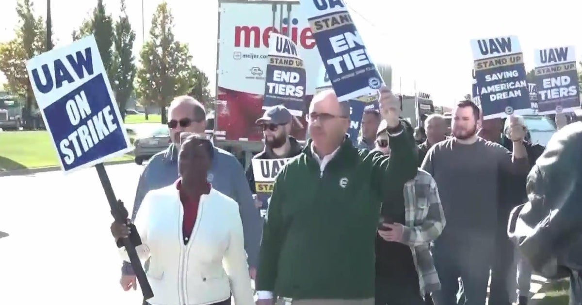 UAW strike expands as thousands walk off job in Michigan - CBS Chicago