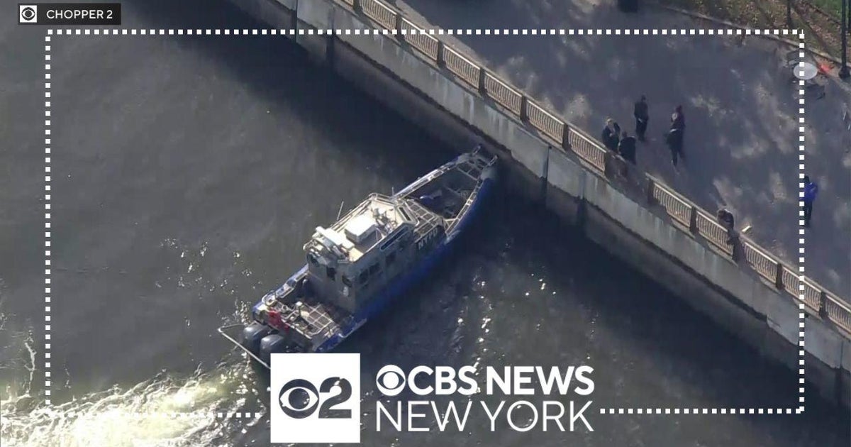 Divers recover body from East River - CBS New York