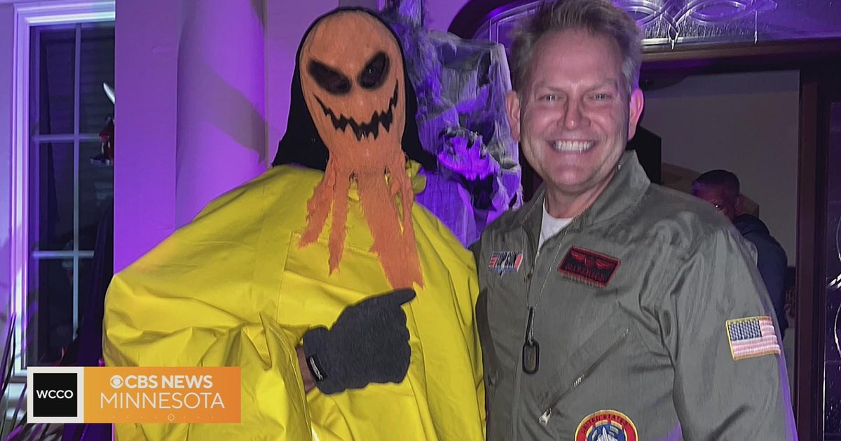 Mike Max gives Chris Shaffer the Halloween heebie-jeebies - CBS Minnesota