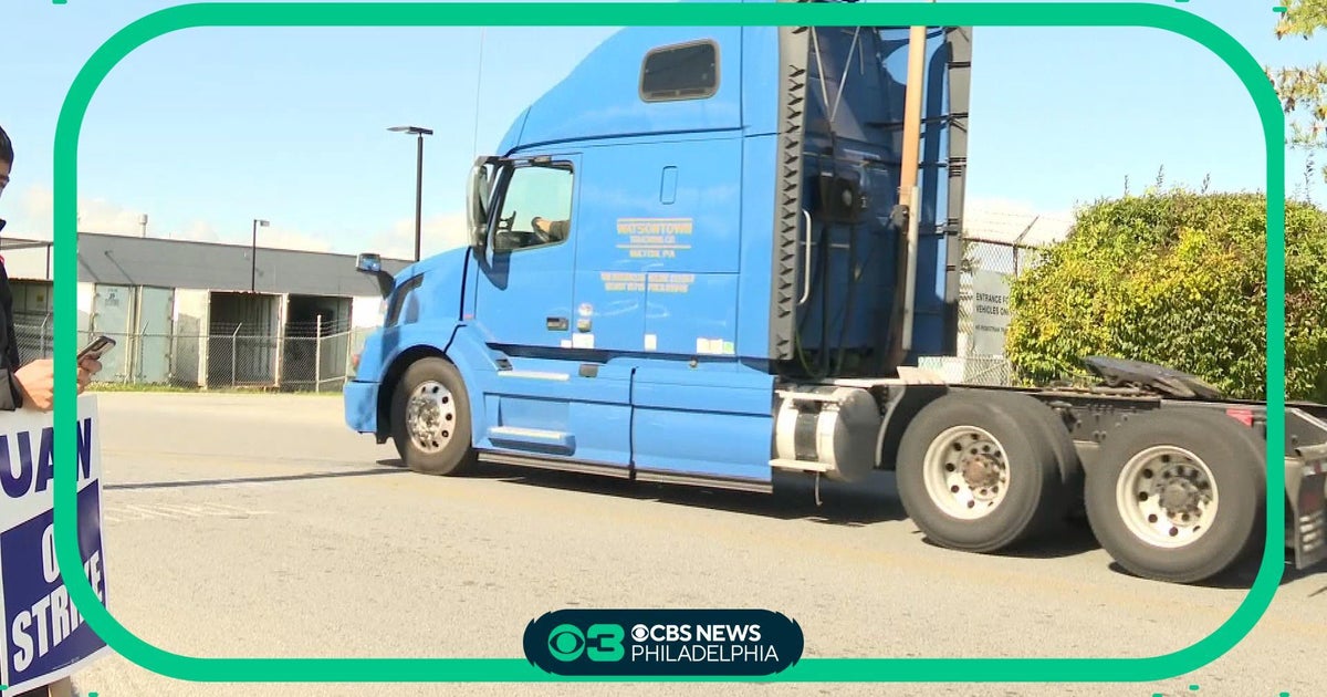 Mack Trucks workers hold rally after UAW talks with company stall - CBS ...