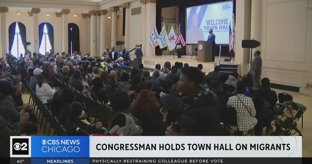 Rep. Jonathan Jackson holds town hall on migrants - CBS Chicago