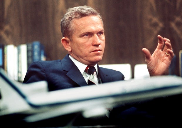 Frank Borman, Apollo 8 astronaut who orbited the moon, dies at age 95 ...