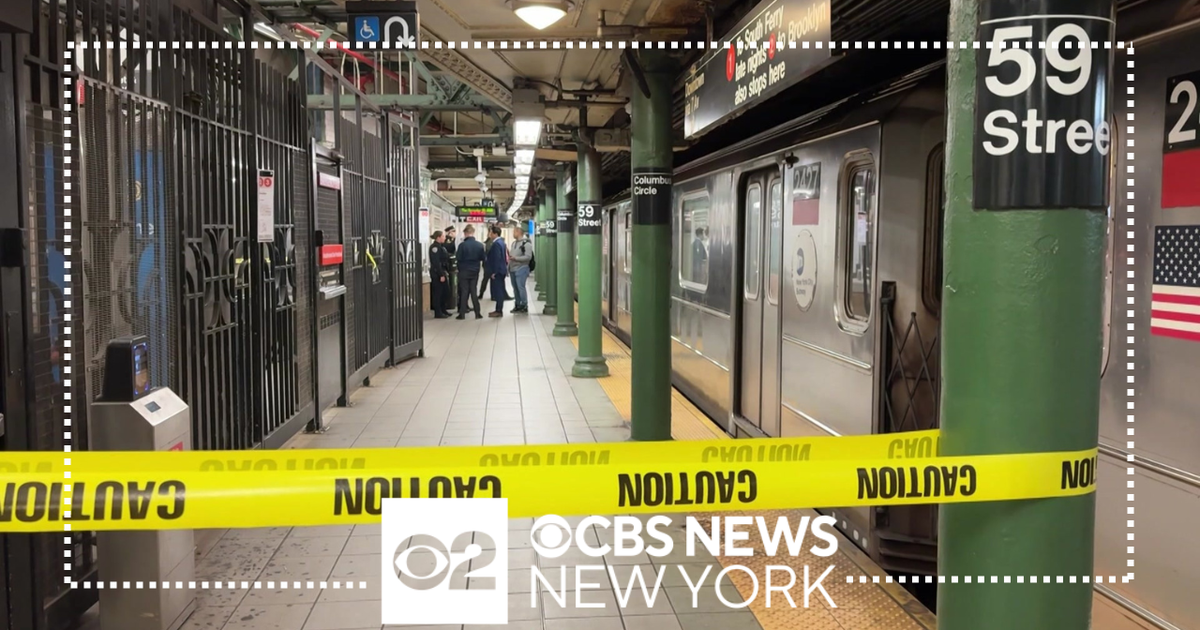 Search for suspect after subway rider stabbed with screwdriver - CBS ...