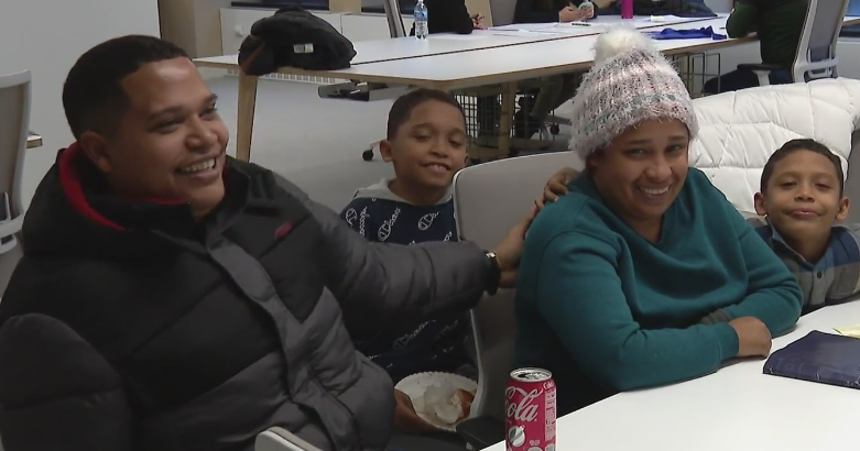 City officials help migrants fill out forms for work permits - CBS Chicago