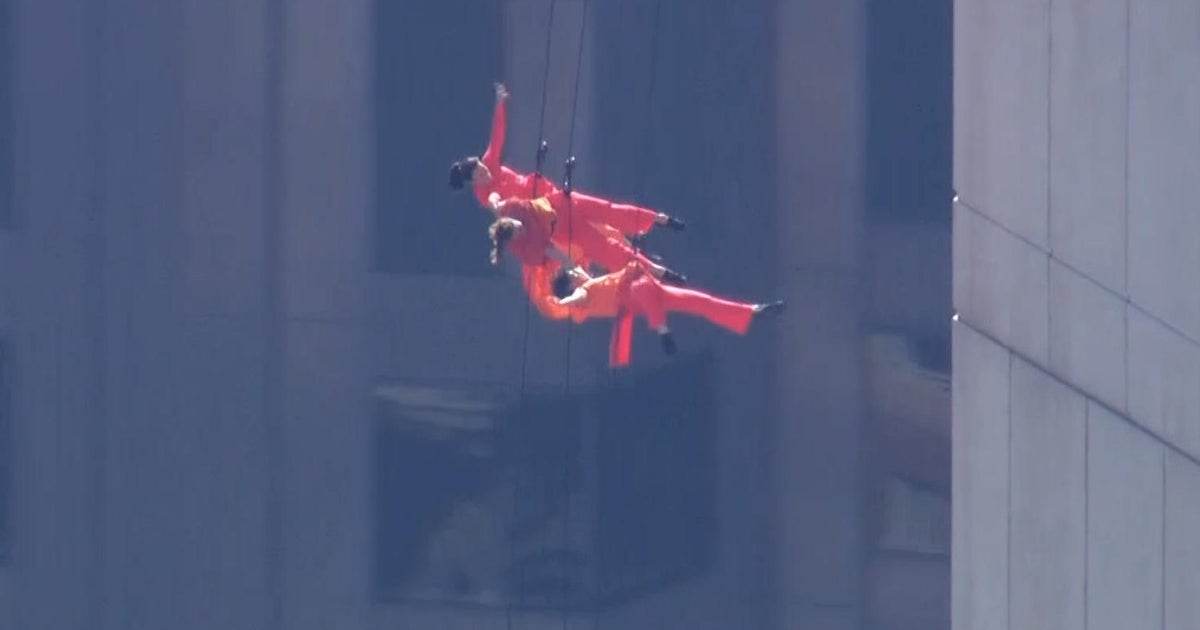 Raw: Aerial dance troupe Bandaloop performs on exterior of Transamerica ...
