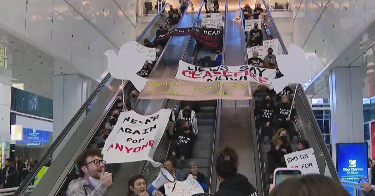 Jewish, Palestinian protesters hold rally inside Chicago's Ogilvie ...