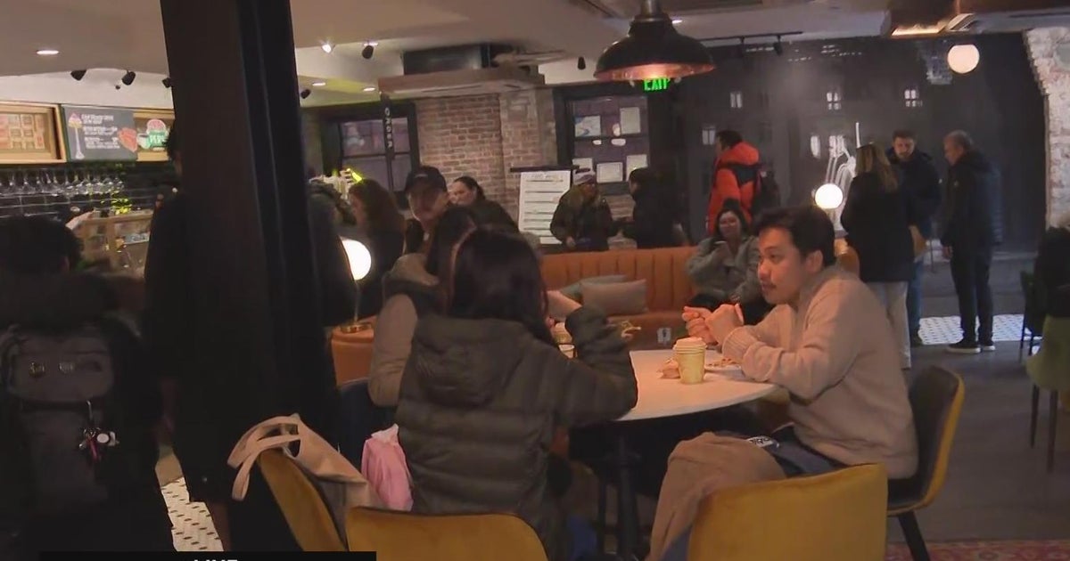 "Friends" fans pack new Central Perk Coffeehouse in Boston - CBS Boston