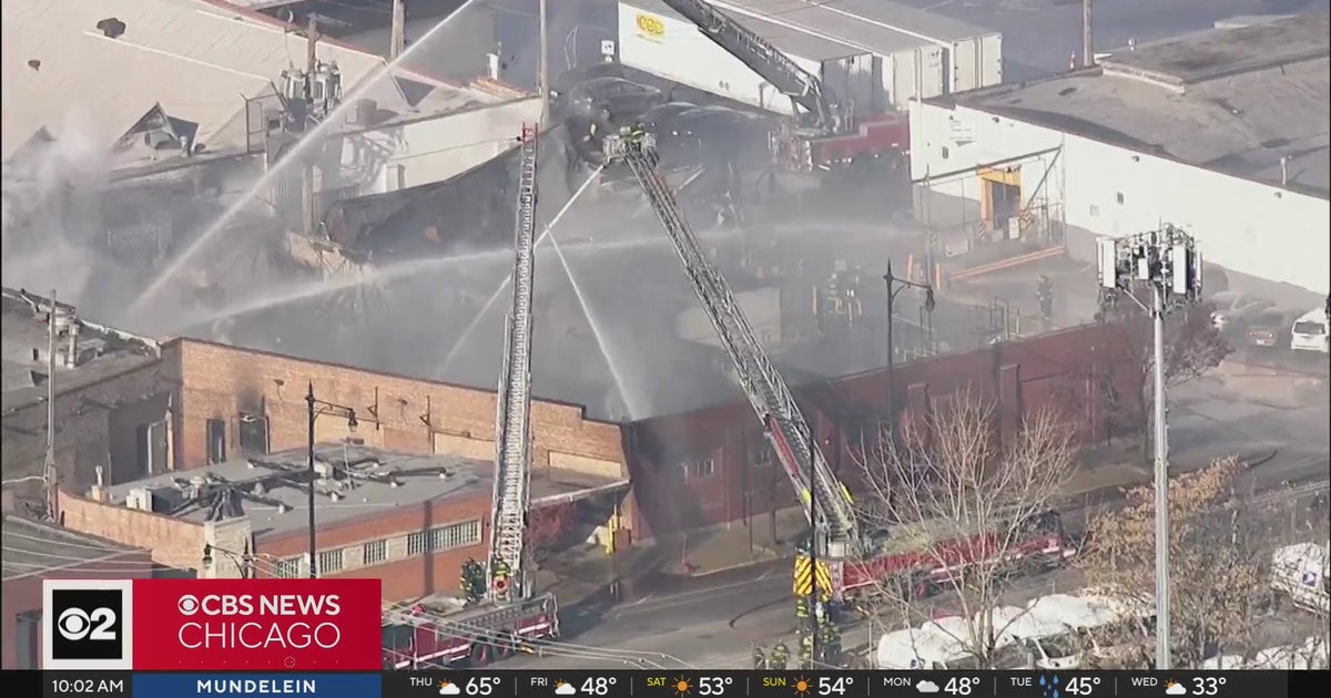 Crews battle extra-alarm fire in Back of the Yards - CBS Chicago