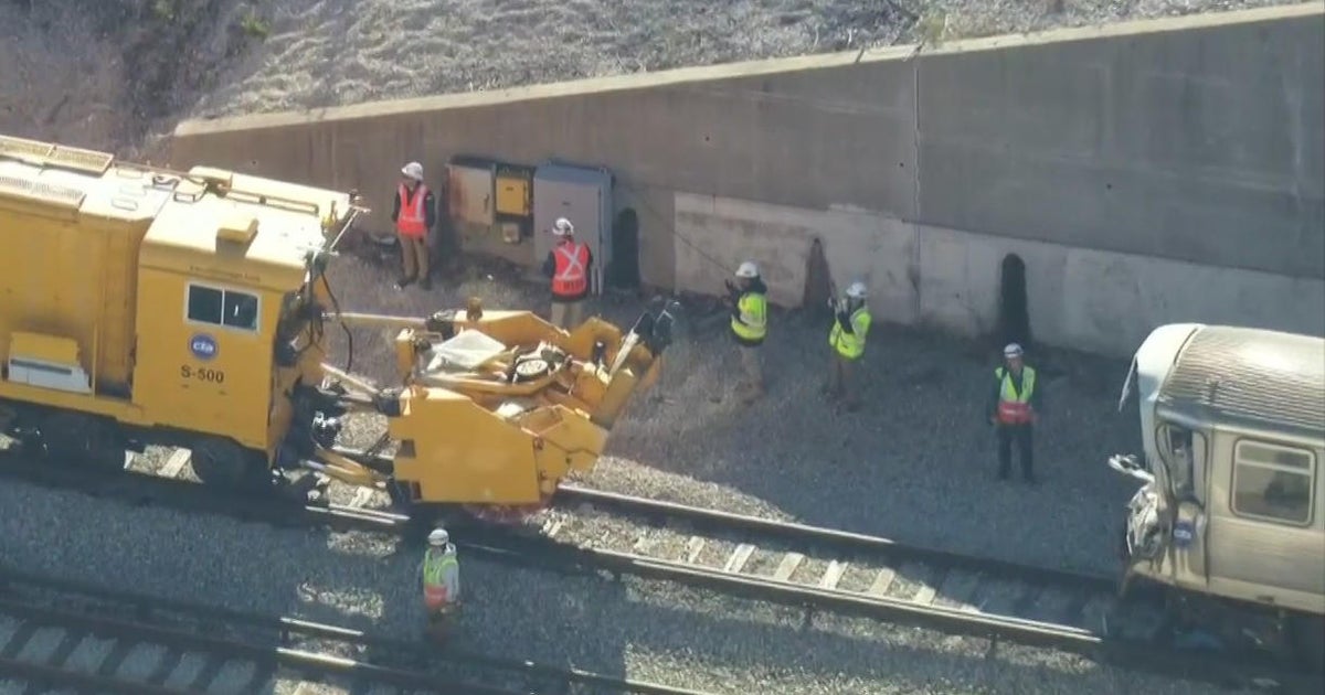 Federal investigators begin probe of CTA Yellow Line train crash - CBS ...
