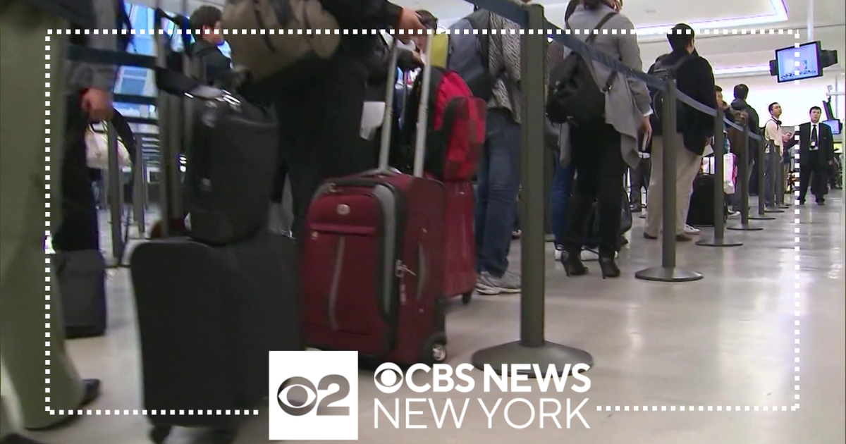 Early morning travelers look to beat holiday rush at LGA - CBS New York