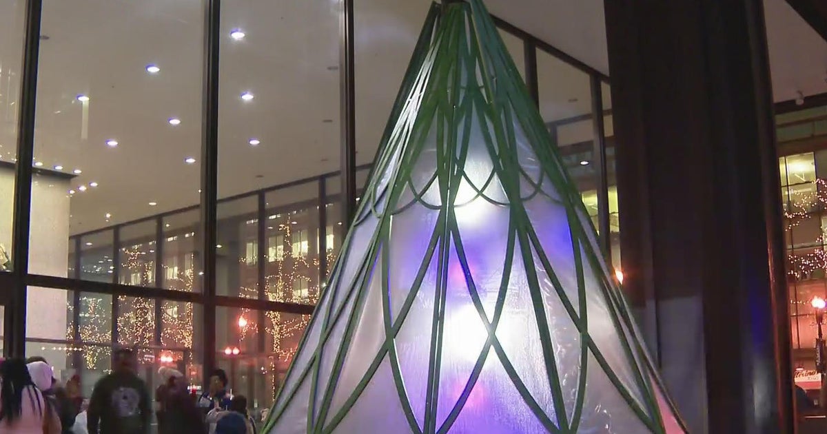 Chicago tree lighting honors victims of violence - CBS Chicago