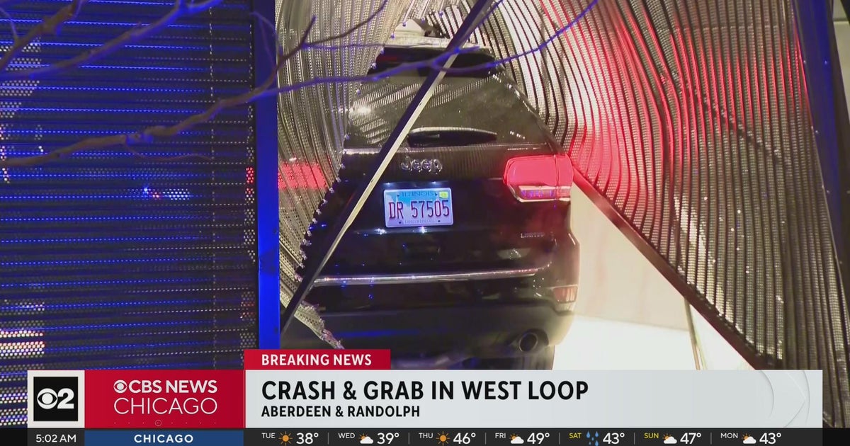 'Crash-and-grab' burglars target clothing store on Chicago's West Side ...