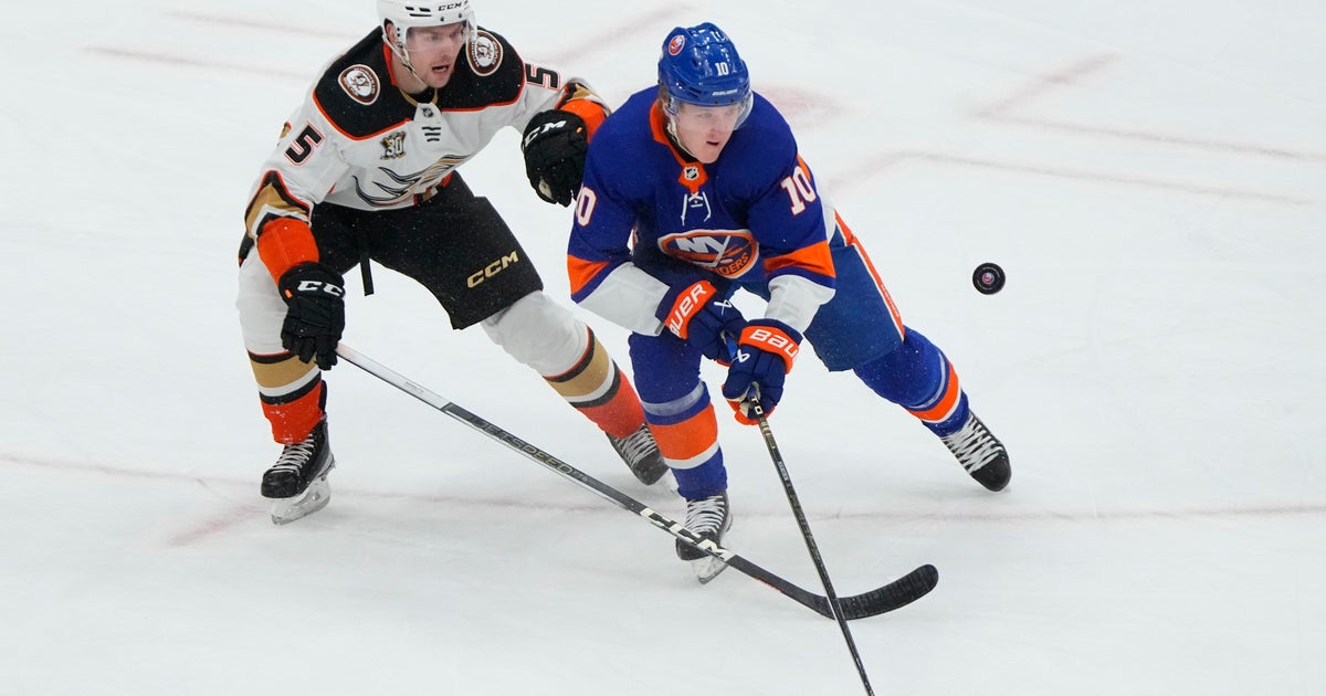 Holmstrom's late short-handed goal lifts Islanders to win over Ducks ...