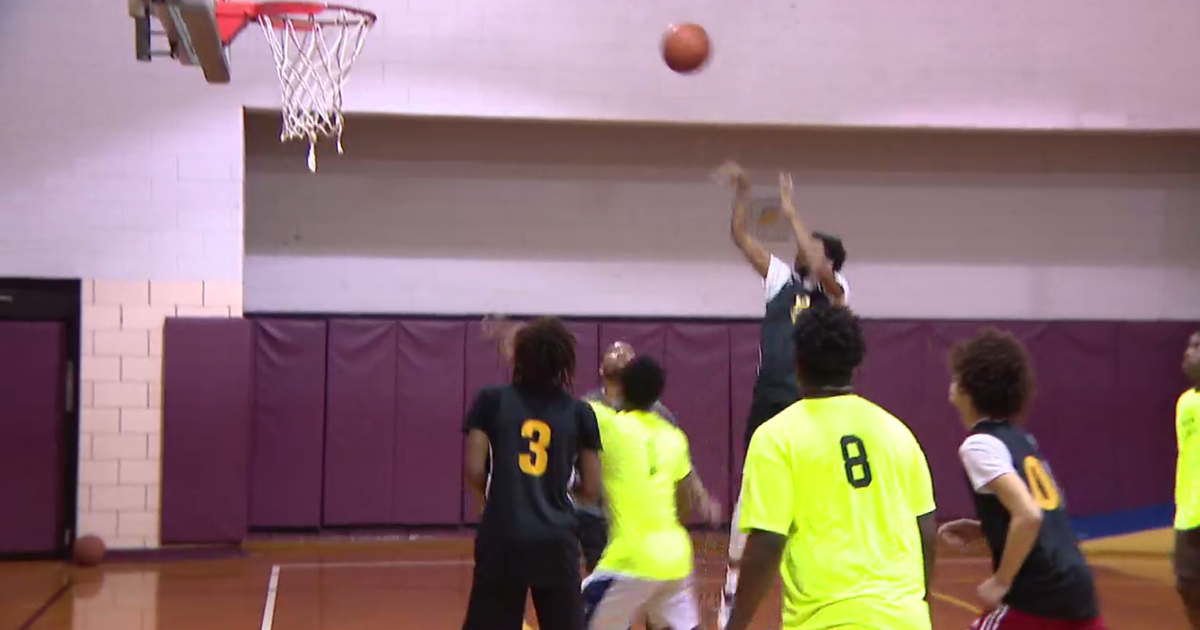 Youth organization takes on CPD officers in basketball game - CBS Chicago