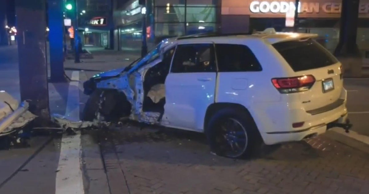 4 injured after SUV crashes into pillar in downtown Chicago - CBS Chicago