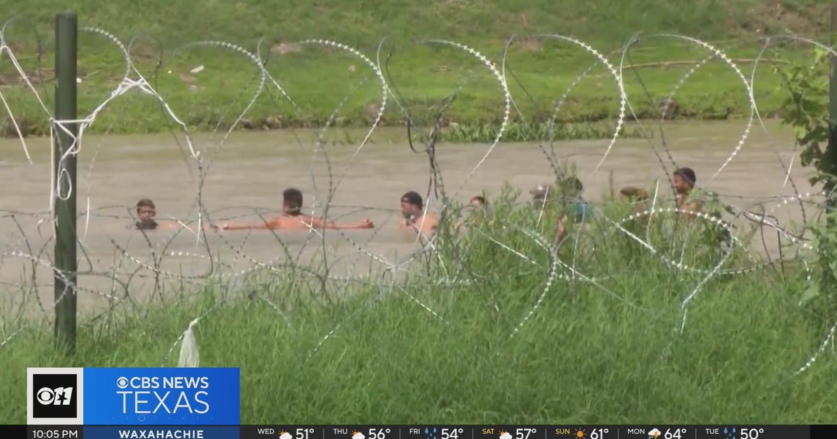 Border battle: Biden administration wants razor wire removed - CBS Texas