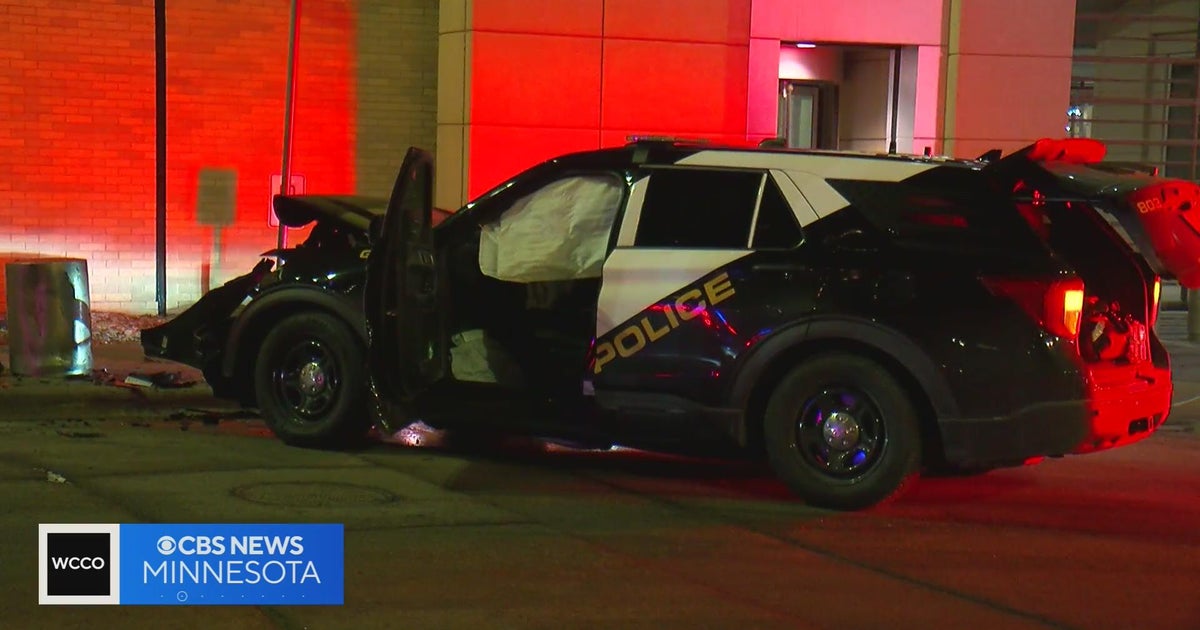 Stolen car crashes into Federal Reserve in downtown Minneapolis - CBS ...