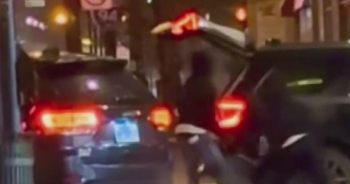 Crash-and-grab thieves steal ATM in Chicago - CBS Chicago