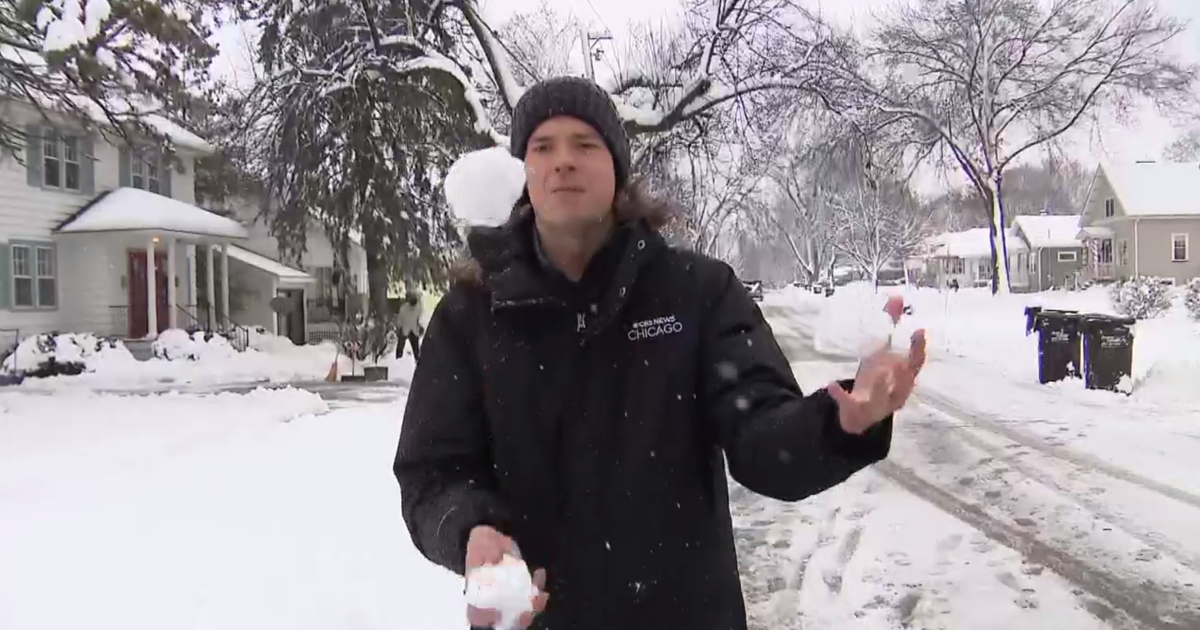 Noel Brennan passes time during winter storm by juggling snowballs - CBS Chicago