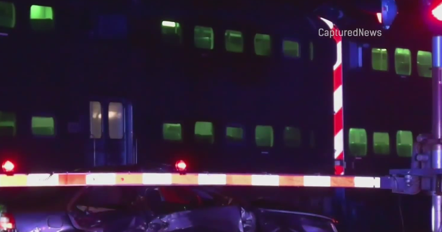 Metra train hits car in north Chicago suburbs - CBS Chicago