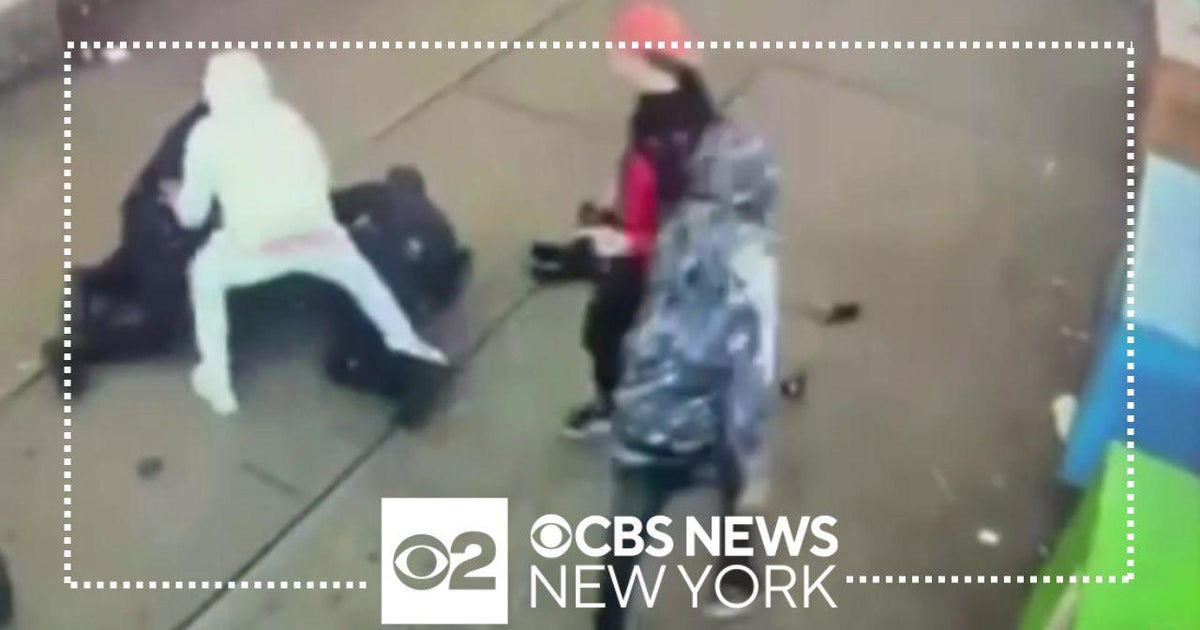Men caught on video beating NYPD officers in Times Square - CBS New York