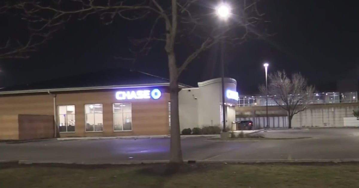 2 robbed at ATM on Northwest Side - CBS Chicago