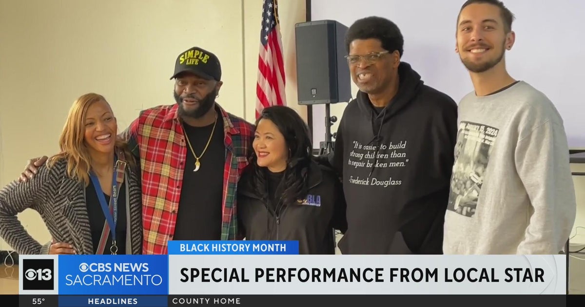 Country singer Kelvin Truitt performs at Sacramento elementary school ...