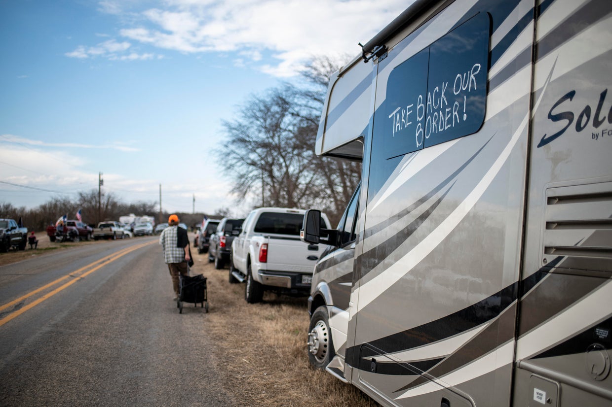 Far-right convoy protesting migrant crisis nears southern border - CBS News