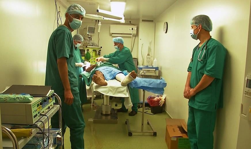 Inside a Gaza hospital as U.S. doctors help carry out "a small miracle ...