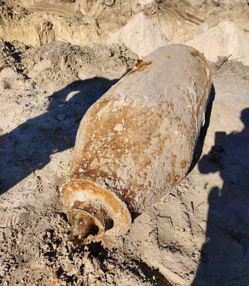 Inert 1,000-pound bomb from World War II era dug up near Florida ...