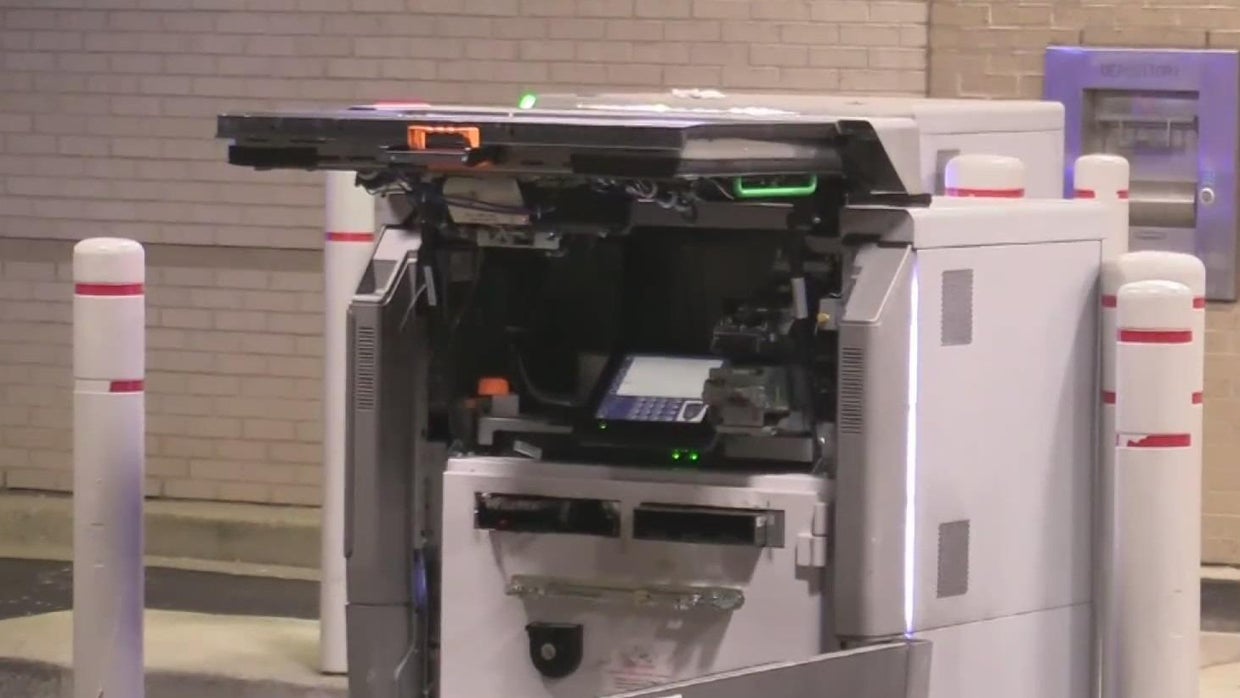 Would-be robbers break apart ATM on Chicago's Northwest Side - CBS Chicago