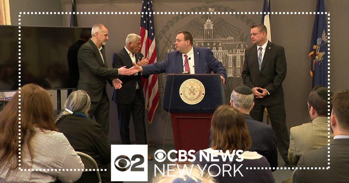Staten Island community rallies around victim of antisemitic hate crime ...
