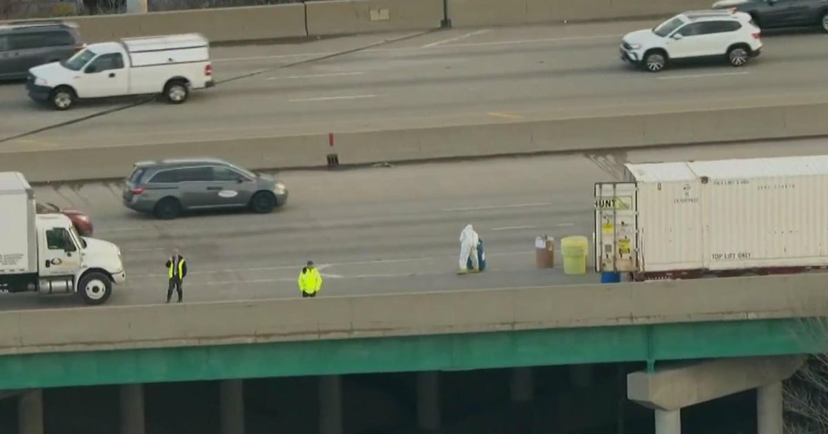 Stevenson Expressway reopens after chemical spill - CBS Chicago