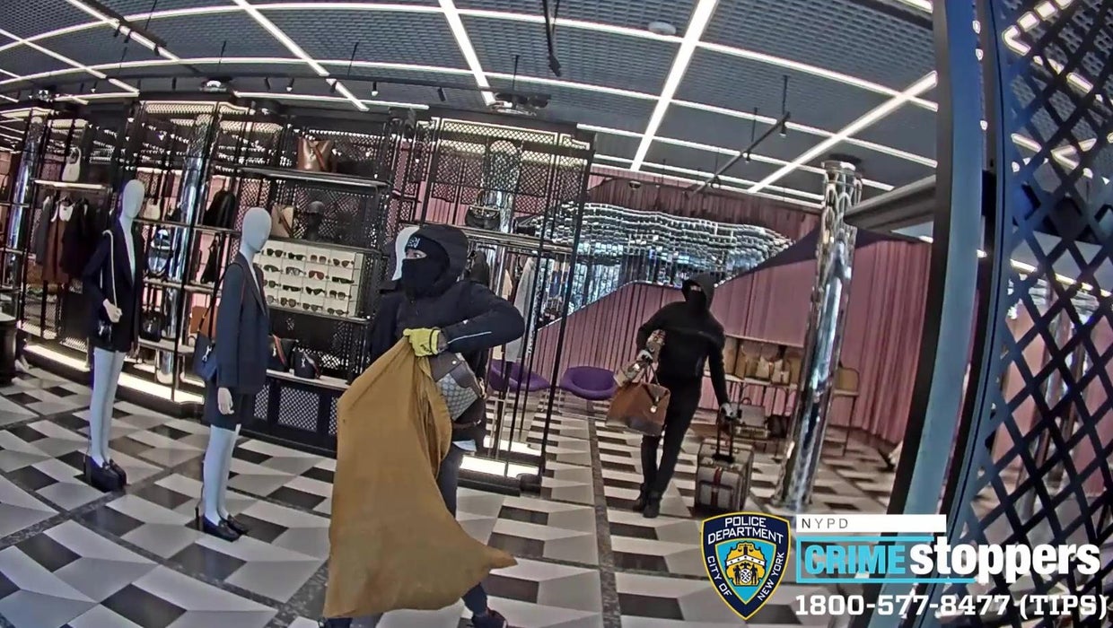 Brazen gunpoint robbery of NYC Gucci store caught on video - CBS New York