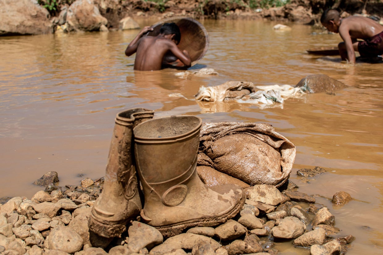 Venezuela pit mine collapse reportedly leaves dozens of people buried ...