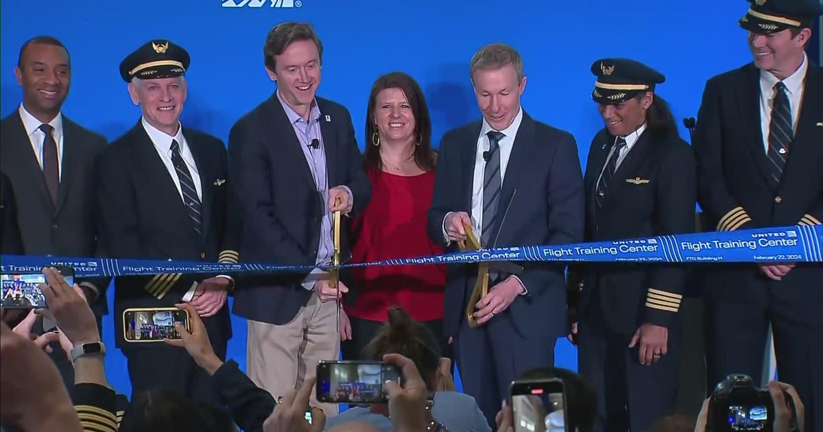 United Airlines unveils new flight training center in Denver - CBS Colorado