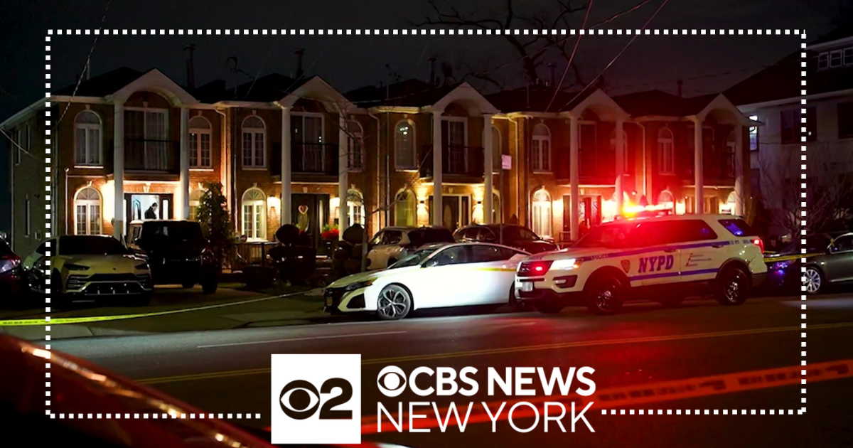 Home invasion under investigation in East Elmhurst, Queens - CBS New York
