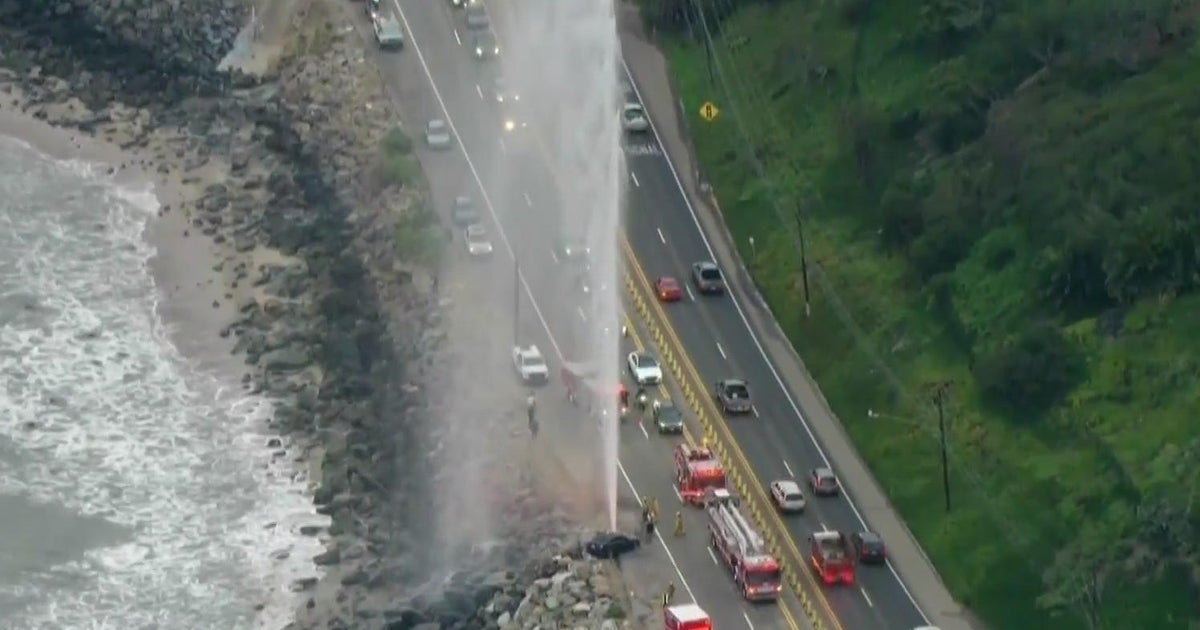 Fire hydrant crash sends water 400 feet into air in Los Angeles - CBS ...