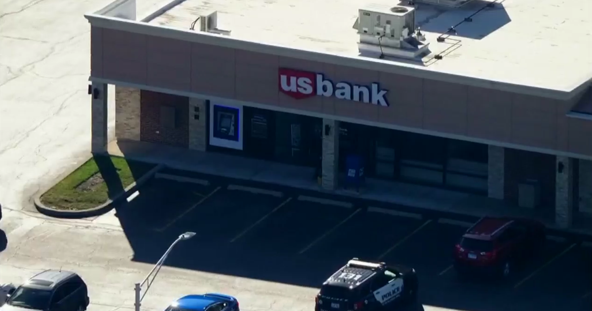 Bank robber at large; northwest suburban Chicago residents asked to ...