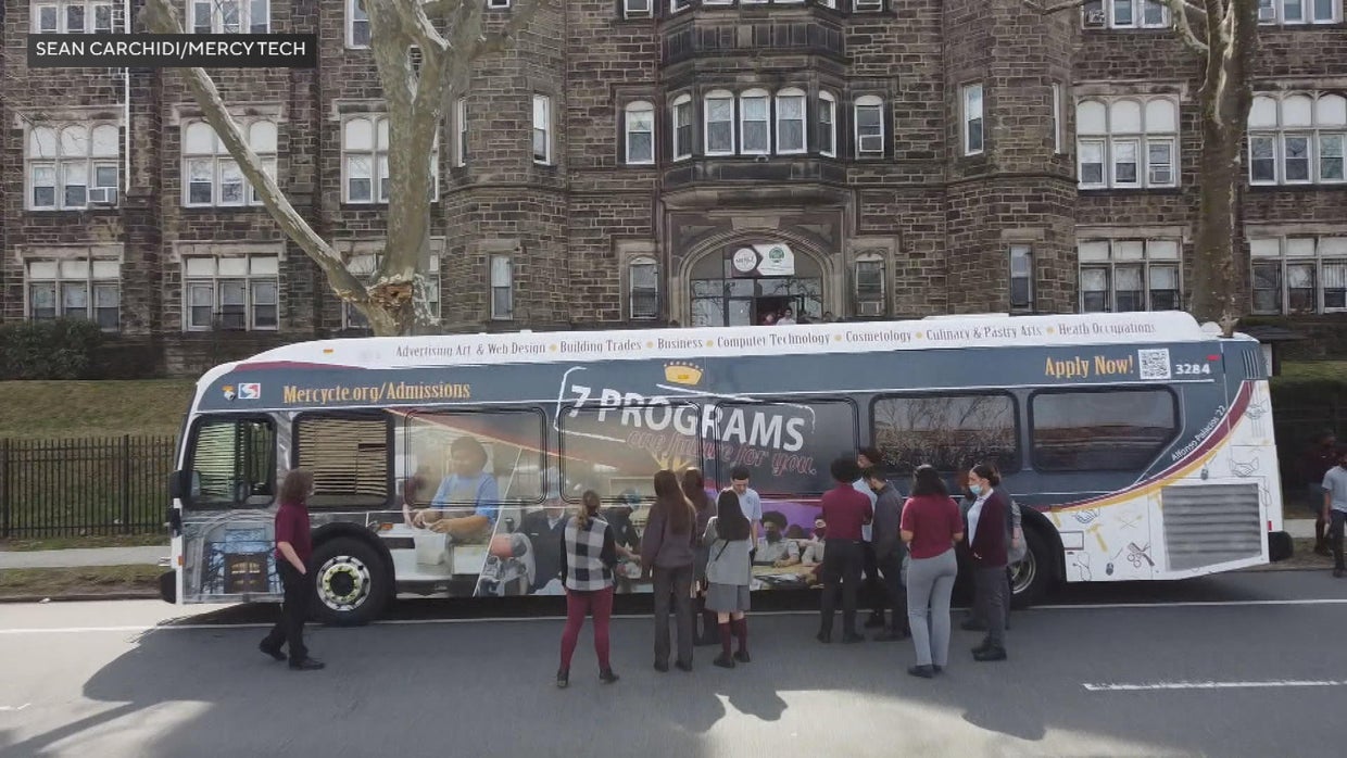 Philadelphia high school student gives SEPTA bus new design - CBS ...